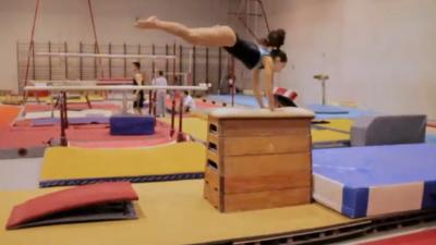 Salto entre mãos com o plinto na posição longitudinal